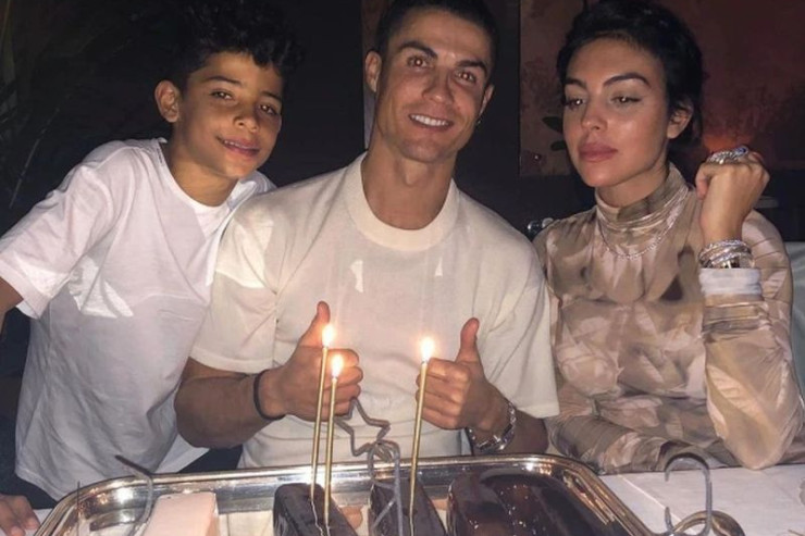 Komitmen June Lojong Terhadap Keluarga Puncanya - Hiburan | mStar