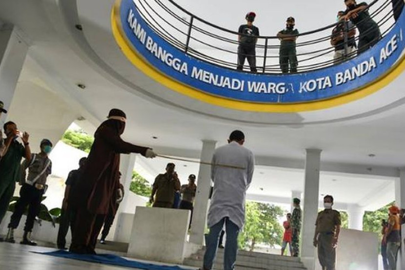 Hukuman sebat terbuka tetap berjalan di Aceh ketika pandemik Covid-19 ...