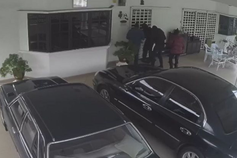 Mangsa cedera cuba tahan pintu, 4 penyamun berparang lesap rompak ...