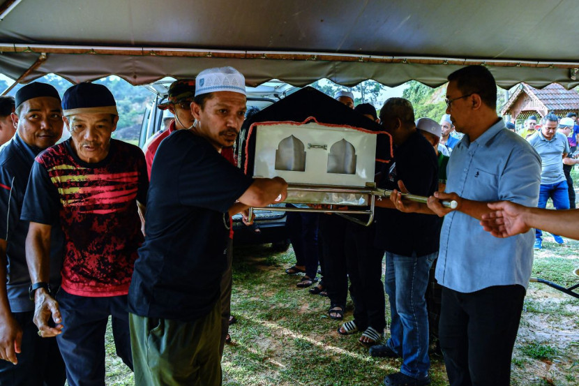 Tiga penuntut UiTM maut dirempuh SUV selamat dikebumikan... Ahli keluarga, kenalan hadir beri ...