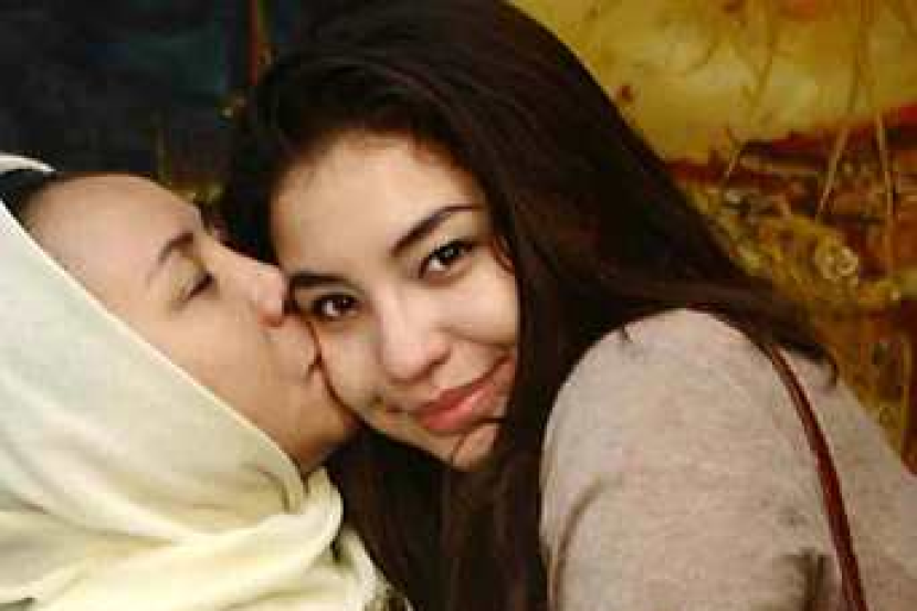 Model Manohara "lari" ke Indonesia ketika berada di Singapura - Semasa ...