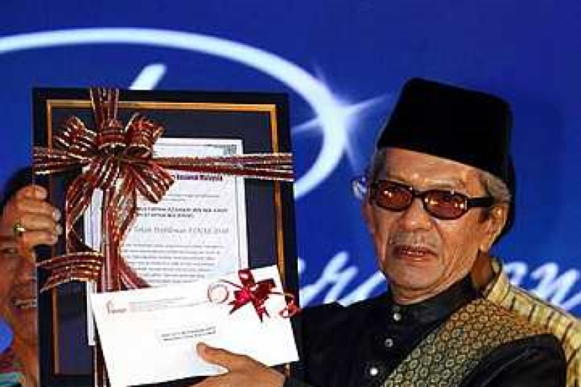 Mustapha Maarof Terima Anugerah Tokoh Perfileman - Hiburan | mStar