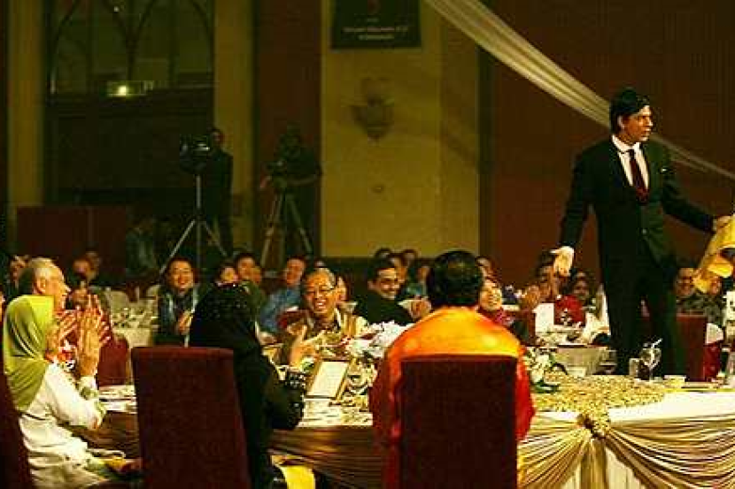 Shah Rukh Khan rai Ali Rustam di India - Hiburan | mStar