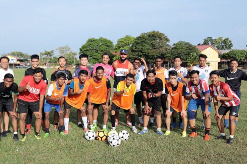 Kumpulan remaja terkejut Mat Don muncul, hadiahkan bola - Sukan | mStar